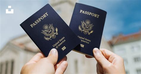 건물 앞에서 여권 2개를 들고 있는 두 사람 사진 Unsplash의 무료 여권 이미지