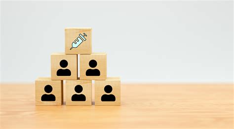 주사기 기호가 있는 큐브 위에 큐브 위에 적층된 큐브큐브와 함께 하는 큐브와 함께 하는 큐브는 예방 접종의 할당 문제를 상징합니다 3d 일러스트레이션 0명에 대한 스톡 사진