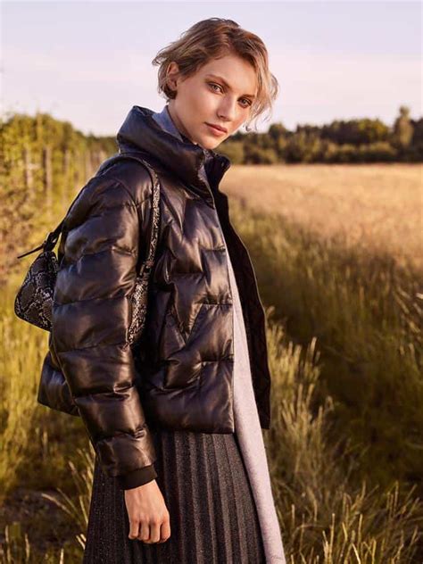 Body Flaws How To Cover Up Broad Shoulders Womwide