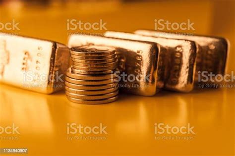 골드 바와 금화의 스택 금융 금융 개념에 대 한 배경입니다 귀금속 거래 개념에 대한 스톡 사진 및 기타 이미지 개념 개념과 주제 경제 Istock