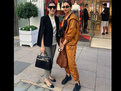 Deepika Padukone Caught In An Embarrassing Situation Deepika Padukone Picture From London Gets