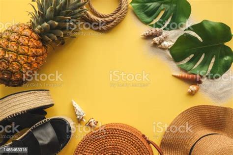 화려한 여름 여성 패션 의상 플랫 누워 밀짚 모자 고리 버들 신발 노란색 배경 위에 파인애플 평면도 넓은 구성 여름 패션 휴일 컨셉 0명에 대한 스톡 사진 및 기타 이미지