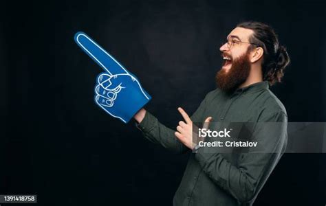 파란색 팬 폼 장갑을 입은 수염을 가진 남자의 파노라마 사진 갈색 머리에 대한 스톡 사진 및 기타 이미지 갈색 머리 검은색 경쟁 Istock