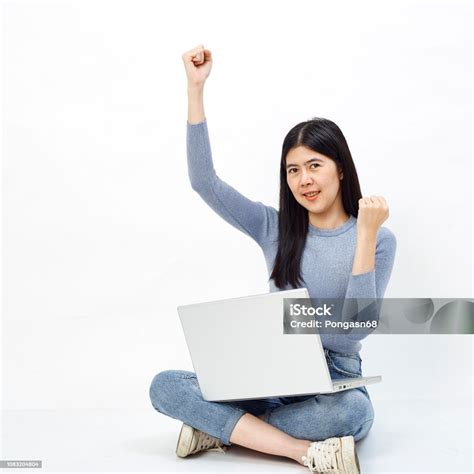 행복 한 제스처를 바닥에 앉아있는 동안 랩톱 컴퓨터를 들고 웃는 캐주얼 여자의 초상화 노트북에 대한 스톡 사진 및 기타 이미지 노트북 노트북 사용하기 명랑한 Istock