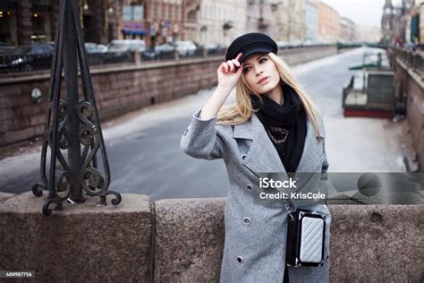 세련 된 모자와 회색 코트에 소녀는 도시 주변 산책 엉덩이 젊고 매력적인 금발 횡단보도 길거리 스타일에 대한 스톡 사진 및 기타 이미지 길거리 스타일 안경 가을