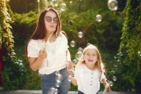 Madre Con Hija Jugando En Un Parque De Verano Foto Gratis