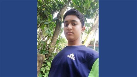 কাঁধে ব্যাগ নিয়ে বাসা থেকে বের হয় দ্বীপ খুঁজছে পরিবার