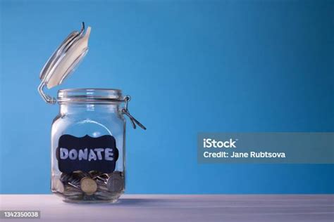 분필 태그가 달린 동전이 달린 유리 항아리가 파란색 배경에 기부합니다 기부 와 자선 개념 공간을 복사합니다 기금 모금에 대한 스톡 사진 및 기타 이미지 Istock