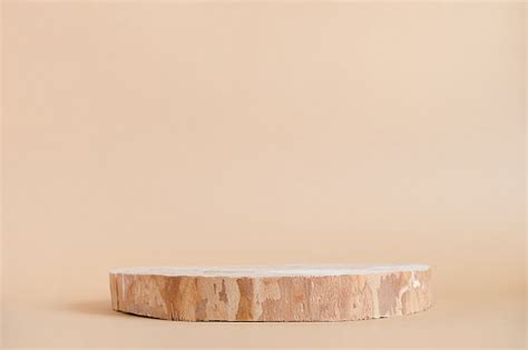 둥근 나무 톱 베이지 색 배경 추상적 배경에 실린더 모양을 잘라 최소한의 상자와 기하학적 연단 기하학적 형태의 장면입니다 에코