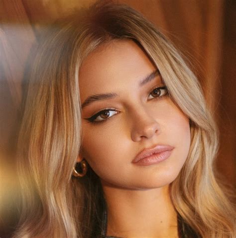 Madelyn Cline Gorgeous Glam Rmadelyncline