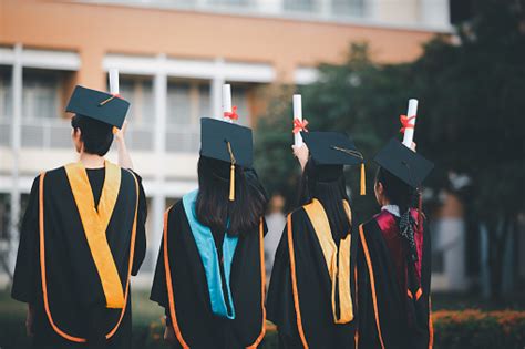 대학 졸업 증명서를 들고 검은 모자를 쓰고 졸업생 개념 교육 축하 졸업식 대학의 졸업생을 축하했다 25 29세에 대한 스톡 사진 및 기타 이미지 Istock