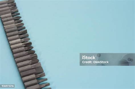 드라이버 복사 공간와 파란색 배경에 삼각형의 형태로 금속 비트의 행 강철에 대한 스톡 사진 및 기타 이미지 강철 개체 그룹 건설 산업 Istock