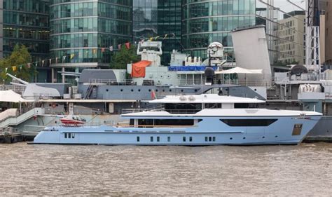 صور يخت فاخر بـ40 مليون دولار يرسو فى نهر التايمز البريطانى