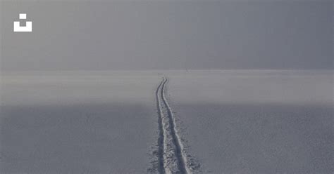 스노우보드를 타고 눈 덮인 슬로프를 내려가는 사람 사진 Unsplash의 무료 자연 이미지