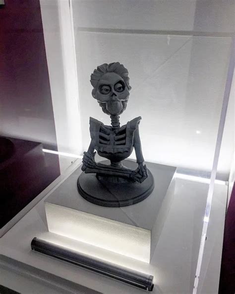 寻梦环游记设定集《the Art Of Coco》是2017年10月10日chronicle Books出版的图书 作者是john Lasseter Lee Unkrich