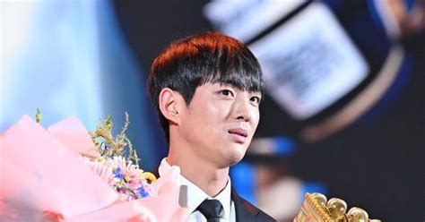 [사진]구자욱 2023 골든글러브 외야수 부문 수상