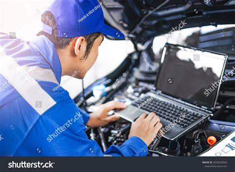 2 457 Mechanic Using Laptop Images Stock Photos Vectors Shutterstock