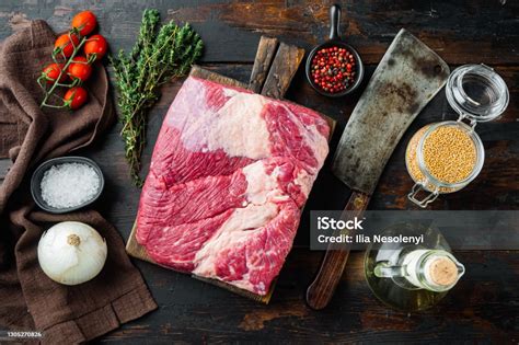 스낵 크로스 컷 생 쇠고기 브리스킷 고기 오래된 어두운 나무 테이블 배경에 바베큐 파스트라미 치료 흡연재료 상단 보기 플랫 레이 고기에 대한 스톡 사진 및 기타 이미지