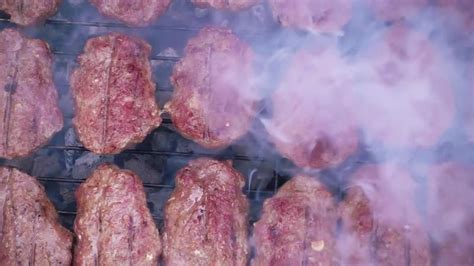 grillaufnahmen zeigen einen schönen tag im garten wo ein grill