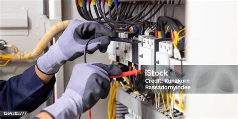전기 엔지니어는 릴레이 보호 시스템에서 전기 설치 및 전선을 테스트합니다 전기 장비의 자동화 및 제어 계획의 조정 모터 레이싱 트랙에 대한 스톡 사진 및 기타 이미지