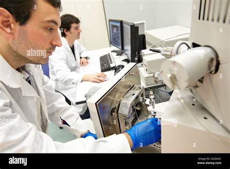 Puting The Sample Inside The Electronic Microscope Analysis Of Nanostructures And Nanodevices