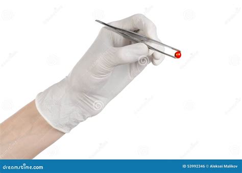 药理和医疗题材在拿着有红色药片胶囊的一副白色手套的医生的手镊子隔绝在白色背景 库存照片 图片 包括有 手指 胶囊 53992346