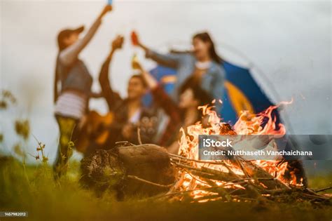 캠핑 텐트 캠프 자연 속에서 행복한 젊은 아시아 친구들 그룹 밤 파티 모닥불과 남자 함께 기타를 연주하는 남자 친구 여름 자연 숲에서 여름에 야외 휴일 여름 개념 우정에