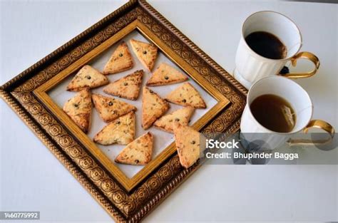 장식용 쟁반에 수제 비스킷 녹차 한 잔과 흰색 배경의 홍차 한 잔을 마신다 아침 간식 구운 음료 삼각형 모양의 커민과 후추 짭짤한 비스킷 0명에 대한 스톡 사진 및 기타