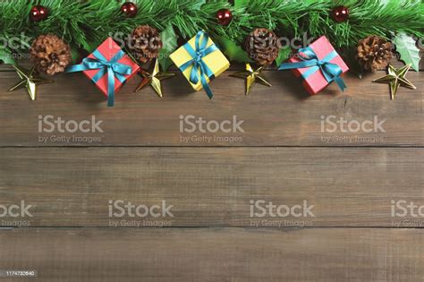 국경 나무 배경 녹색 잎 소나무 콘 골드 별 빨간 공과 선물 상자를 했다 크리스마스 개념입니다 12월에 대한 스톡 사진 및 기타 이미지 Istock