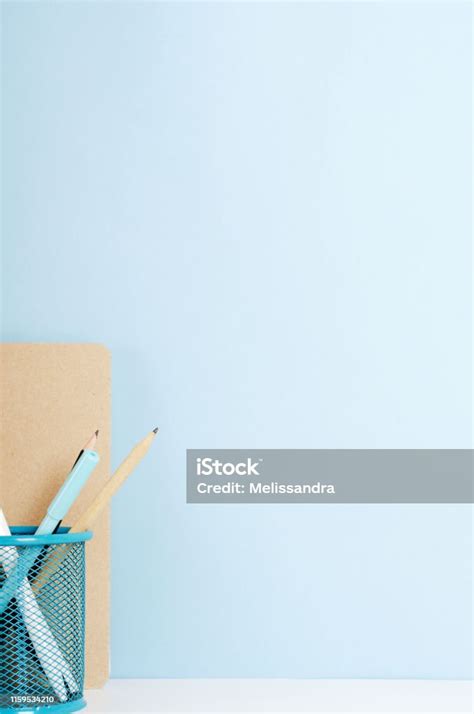 파란색 흰색 및 검은 색 연필 스탠드에 펜과 파란색 배경 사무실 책상에 흰색 테이블에 공예 노트북 공간을 복사합니다 개념에 대한 스톡 사진 및 기타 이미지 Istock
