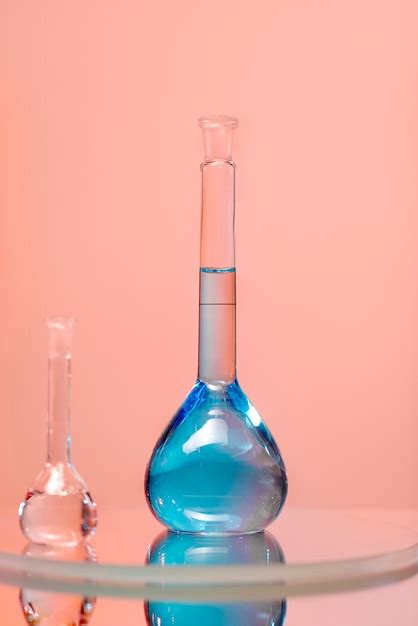 실험실 유리 제품의 파란색 액체 무료 사진