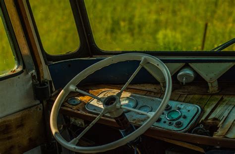 스티어링 휠 뷰가 있는 빈티지 차량 내부 · 무료 스톡 사진