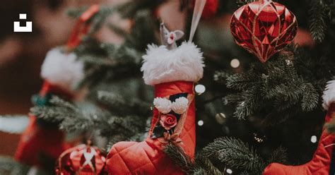 모듬 된 크리스마스 트리 장식품이있는 사전 조명 크리스마스 트리 사진 Unsplash의 무료 크리스마스 이미지