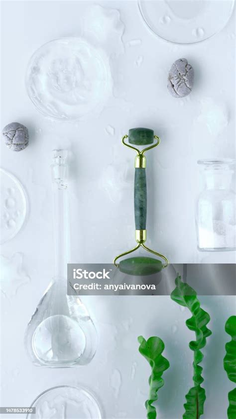 옥 롤러 유리 페트리 접시에 모이스처라이저 다양한 유리 물체 돌 및 흰색 배경에 이국적인 나뭇잎 마사지에 대한 스톡 사진 및 기타 이미지 Istock