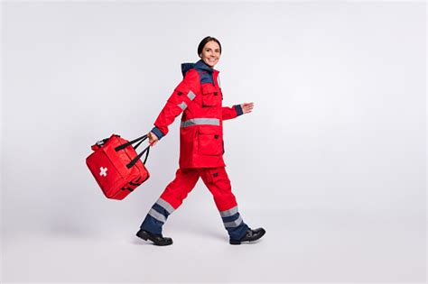 전체 길이 의 몸 크기 프로필 측면 보기 의 좋은 쾌활한 소녀 문서 전문가 워킹 캐리 백 위에 회색 파스텔 색상 배경 구급 상자에 대한 스톡 사진 및 기타 이미지 Istock