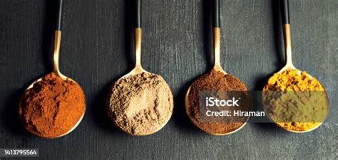 매운맛 향기로운 맛있는 아시아 또는 인도 식사를 만드는 레스토랑 주방에서 고급 요리를위한 향신료 음식 및 조미료 검은 배경에 다채로운 다른 건조 지상 분말 소모품 0명에