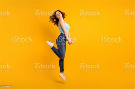 남자 친구 공기 키스를 보내는 점프 높은 여자의 전체 길이 사진은 캐주얼 의상 고립 된 노란색 배경을 착용 키스에 대한 스톡 사진 및 기타 이미지 Istock