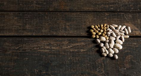 콩과 식물 여러 종류의 말린 콩 나무 질감에 흰색과 녹색 콩 음식 닫다 흰 콩 녹색 콩 브라질 다이어트 스낵 개념 시장 음식