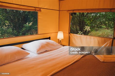 황혼 동안 내부에 빛이있는 아늑한 오픈 글램핑 텐트의 내부 야외 여름 휴가 및 휴가를위한 고급 캠핑 텐트 라이프스타일 개념 0명에 대한 스톡 사진 및 기타 이미지 Istock