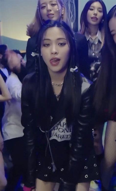 Itzy Aesthetic Grunge Outfit Aesthetic Backgrounds Beautiful Asian Women Grunge Outfits