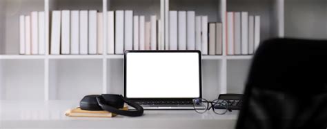 업무용 책상에 빈 흰색 화면이 표시된 열린 랩톱 컴퓨터의 전면 보기입니다 Webbing Textile에 대한 스톡 사진 및