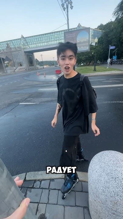 ПЕРВЫЙ РАЗ НА РОЛИКАХ😂 Youtube