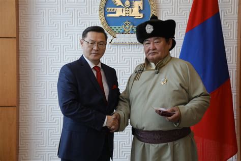 Сүхбаатар аймгийн баялаг бүтээгчдийн төлөөлөлд төрийн дээд одон медаль хүртээв