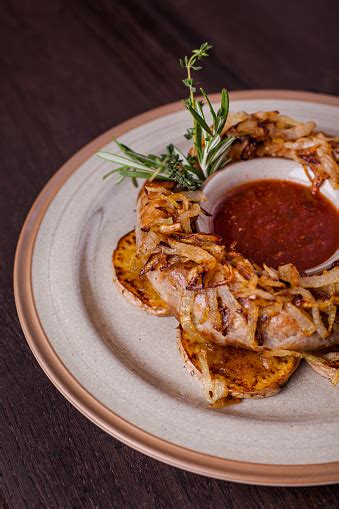 칠리 소스를 곁들인 감자 조각에 튀긴 양파를 곁들인 구운 돼지 고기 소시지 나무 배경입니다 고기에 대한 스톡 사진 및 기타 이미지 Istock