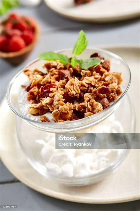 치아 푸딩 와 타이어 망고 과 캐러멜화 그라놀라 에 유리 그릇 0명에 대한 스톡 사진 및 기타 이미지 0명 건강한 식생활 고급 요리 Istock
