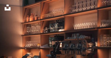 병이있는 갈색 나무 선반 사진 Unsplash의 무료 포도주 이미지