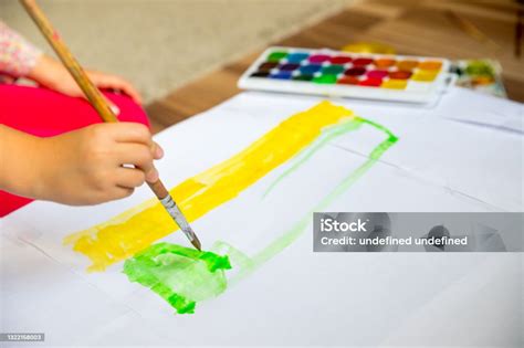 미취학 아동 어린 소녀 그림과 그림 유치원에서 아이 그림 페인트브러시를 들고 예술 Classart 학교 창의력 사람들 컨셉을 위한 그림을 작업하는 어린이 공예에 대한 스톡