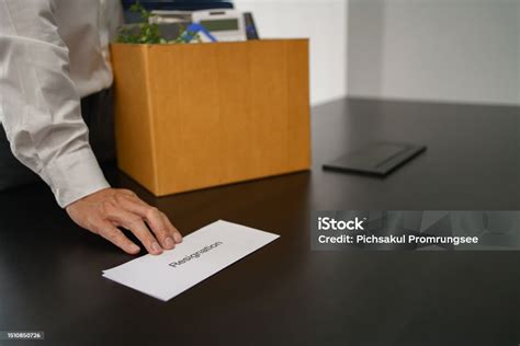 사직서 남자 직원이 물건 상자를 들고 임원에게 사직서를 보낸다 경영자에 대한 스톡 사진 및 기타 이미지 경영자 계약서 고용과 노동 Istock