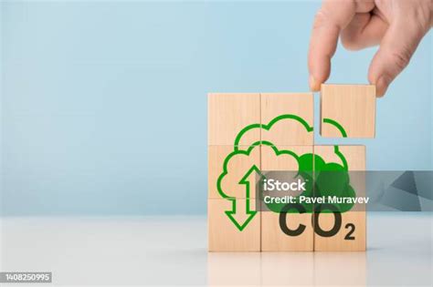 Co2 배출량 증가 에너지 위기로 인한 환경 오염 재생 가능 에너지 기반 녹색 사업은 기후 변화와 지구 온난화를 제한 할 수 있습니다 Co2 배출 개념 감소 석탄에 대한