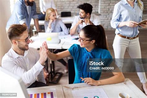 사무실에서 비즈니스 프로젝트에 종사하는 창조적 인 비즈니스 사람들 교육 강좌에 대한 스톡 사진 및 기타 이미지 교육 강좌